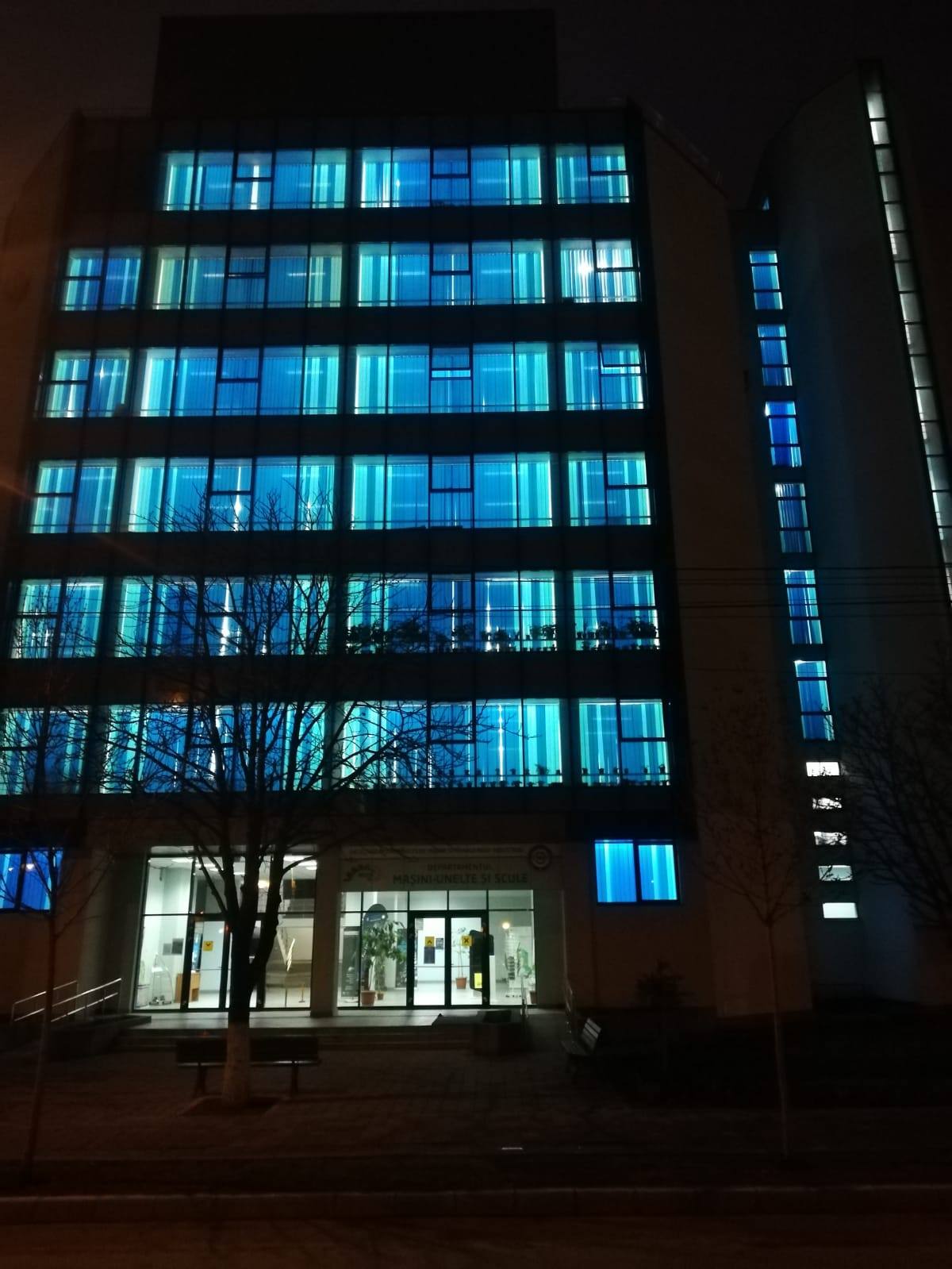 Universitatea Tehnică iluminează în albastru turnul de șapte etaje de ...